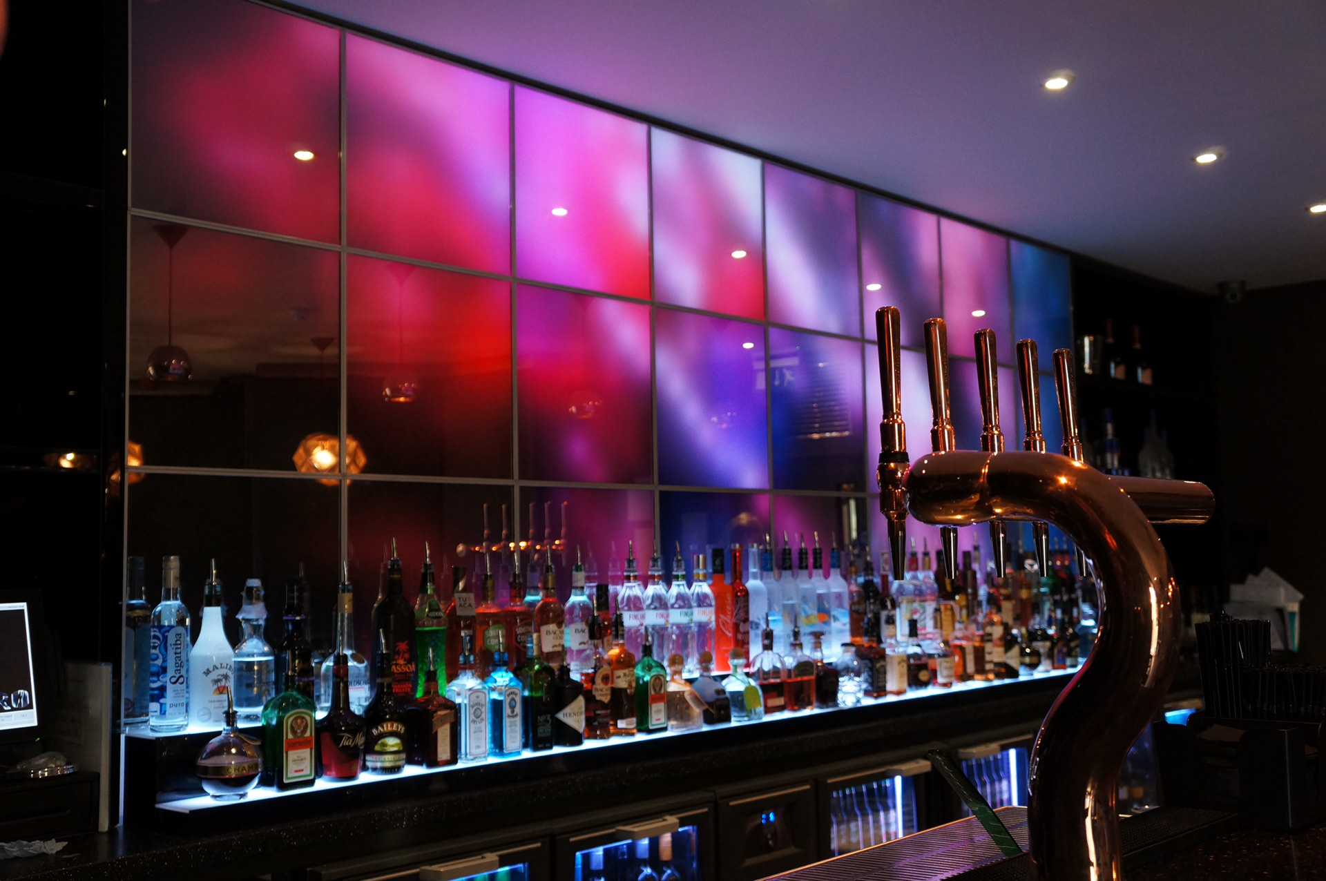 Lightqube . - Vetro Bar